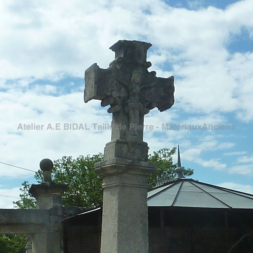 Eléments religieux: calvaire avec croix ancienne- Christ sur sa croix.