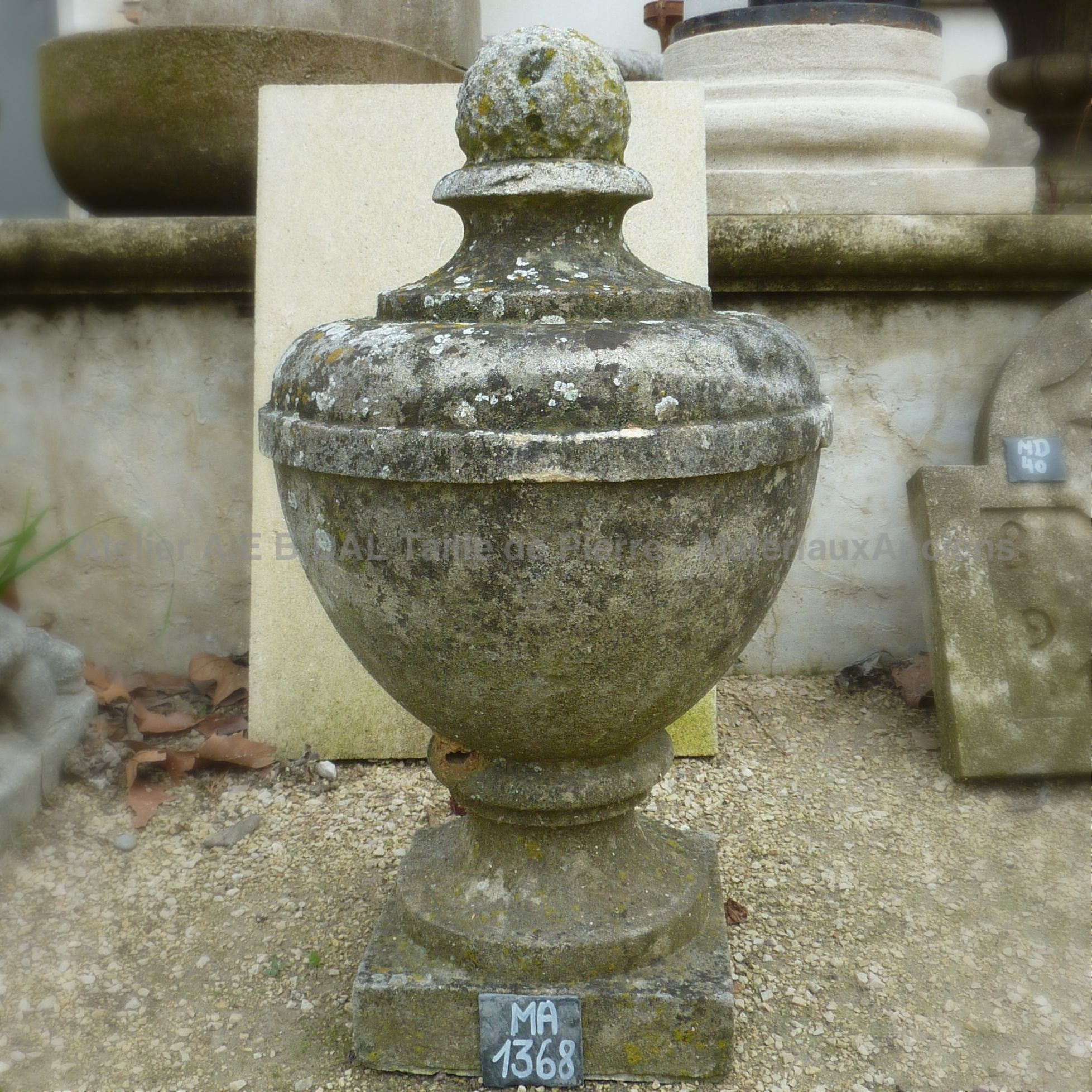 Petits pots à feu anciens en pierre patinée - la paire