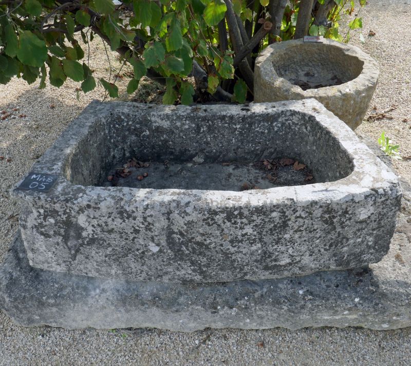 Charming stone trough : slightly rounded and shallow stone trough