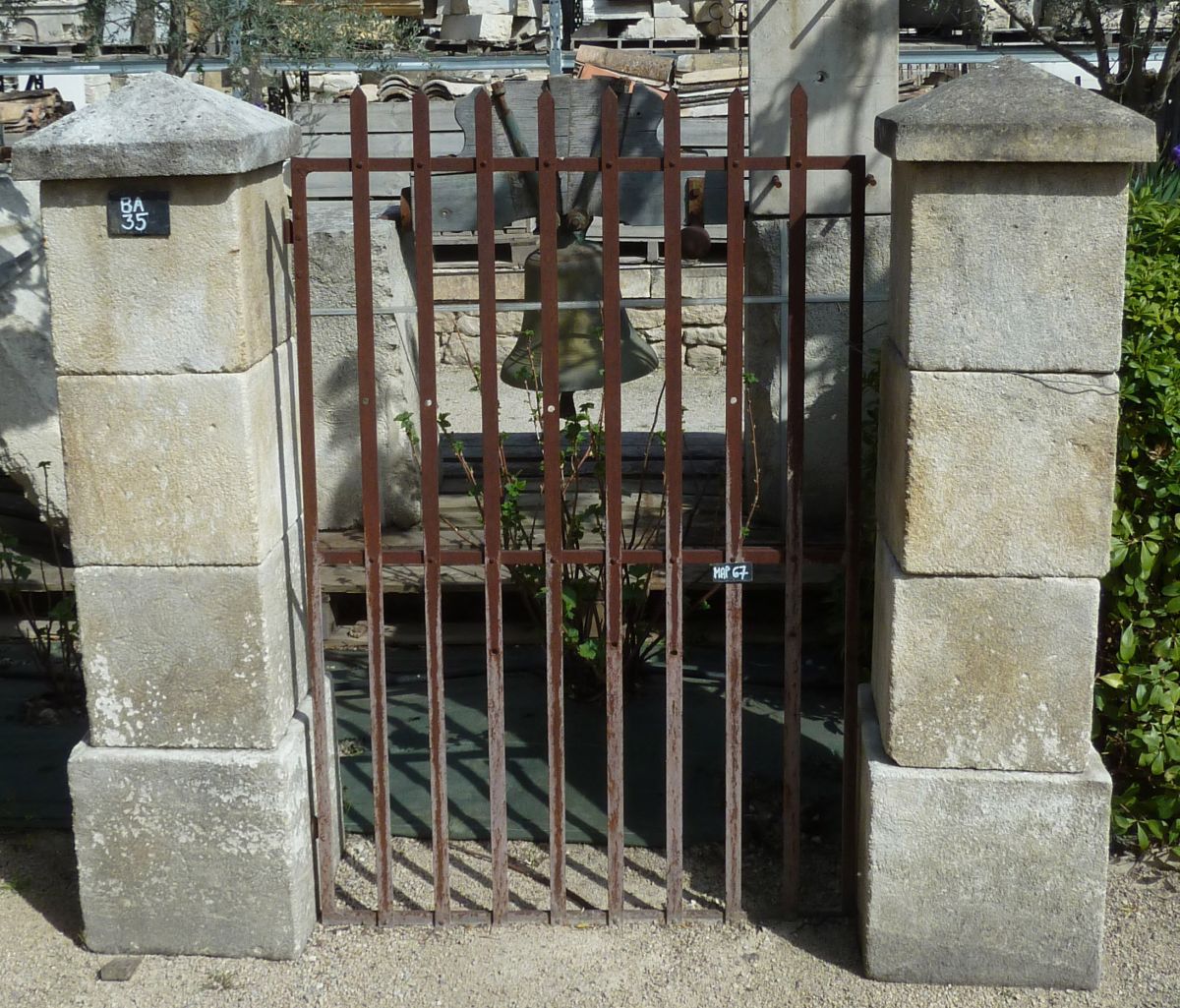Superbe portillon ancien - un portillon en fer forgé ajouré et riveté.