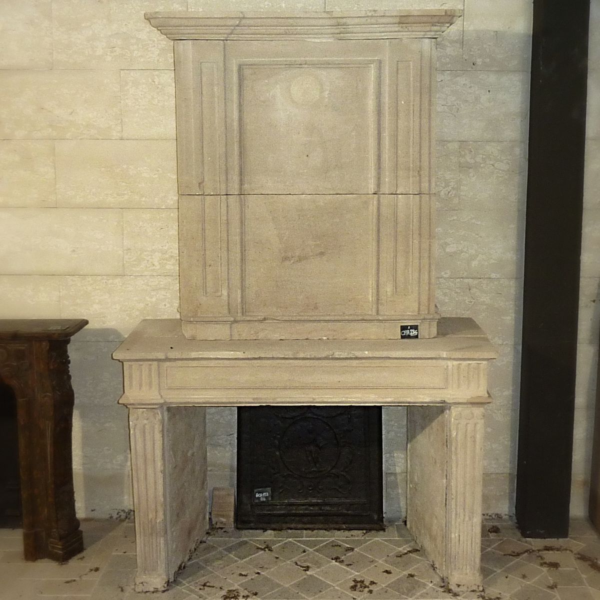 Cheminée Louis XVI. Magnifique cheminée en pierre très resistante.