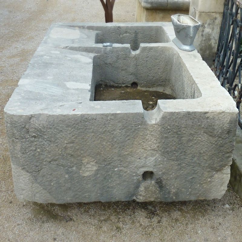 Ancien lavoir de village en pierre de Cassis - pièce rare pour jardin