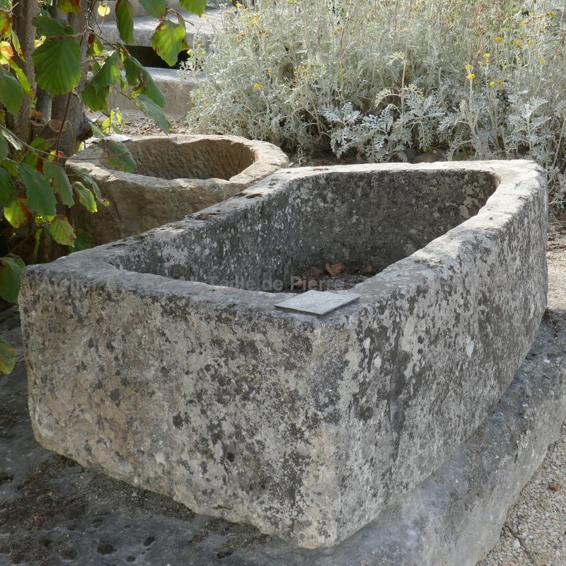 Charming stone trough : slightly rounded and shallow stone trough