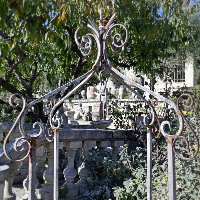 Garden decoration : round well in stone and its wrought iron structure