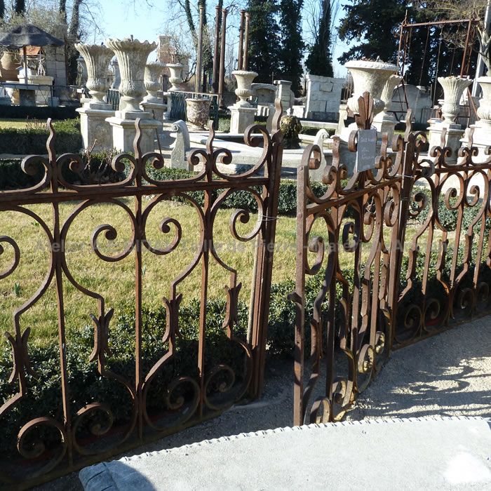 Lot de grilles en fer forgé