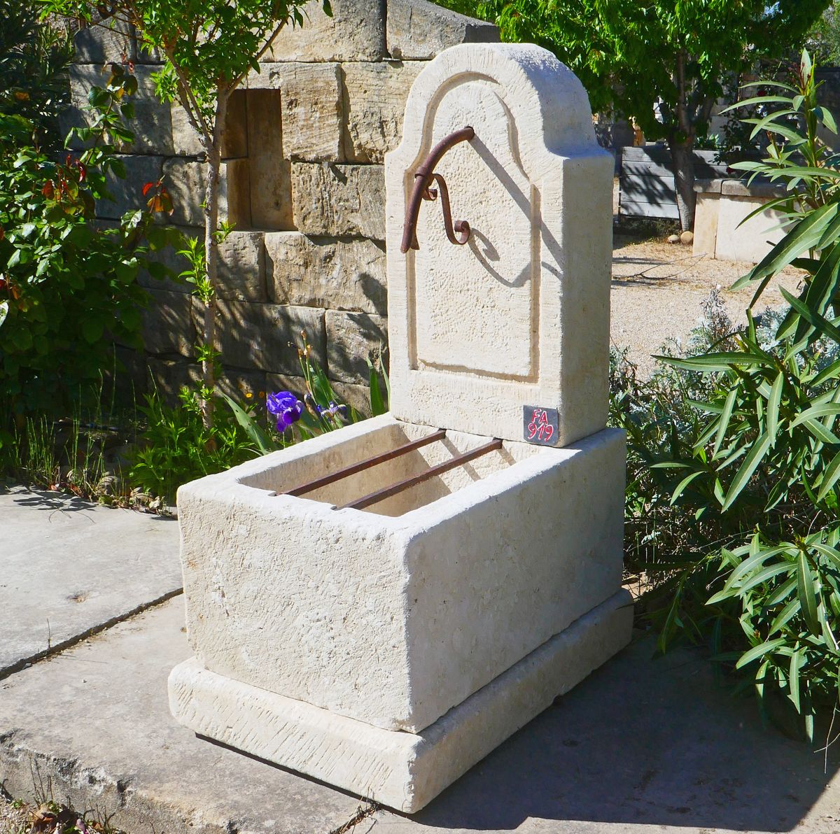 Petite fontaine de jardin avec bac massif en pierre facile à installer