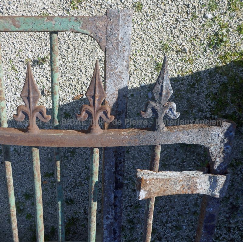 Large portail ancien ajouré avec 2 vantaux en fer forgé riveté