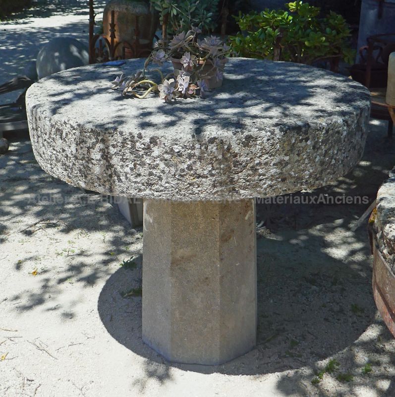 Mobilier de jardin en vieilles pierres : table ronde en pierre massive
