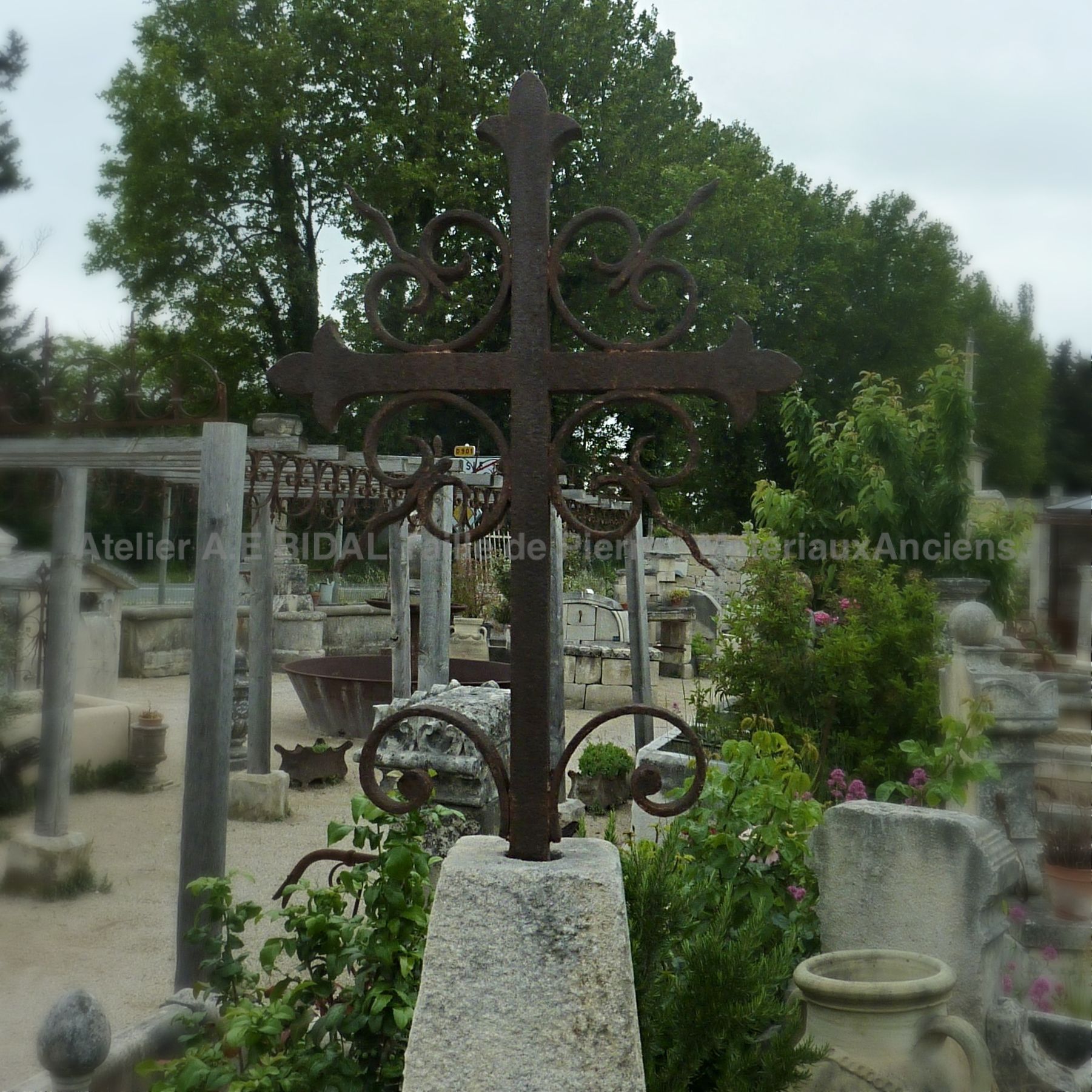 Eléments religieux: calvaire en matériaux anciens- croix en fer forgé.