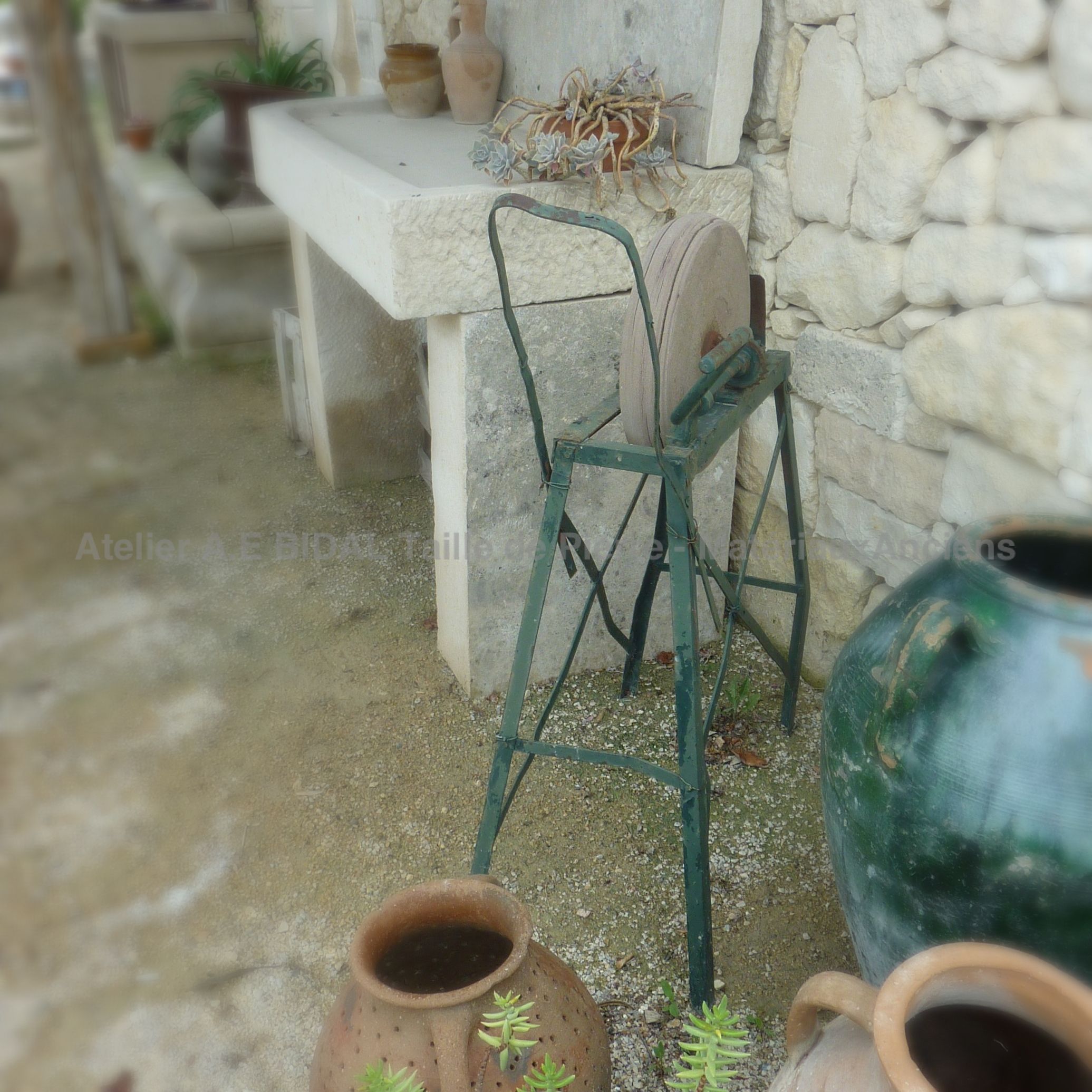 Meule à aiguiser ancienne avec structure en métal- une meule sur pied.