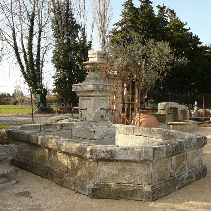 Fontaine centrale avec bassin mouluré