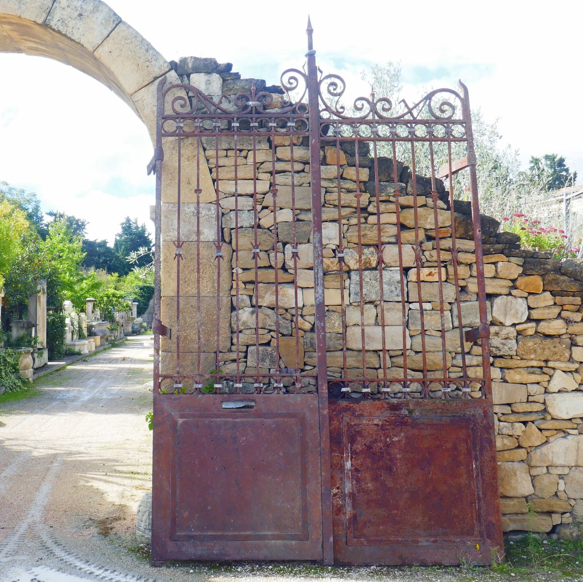 Elegant reclaimed wrought iron gate : a slender double-doors gate