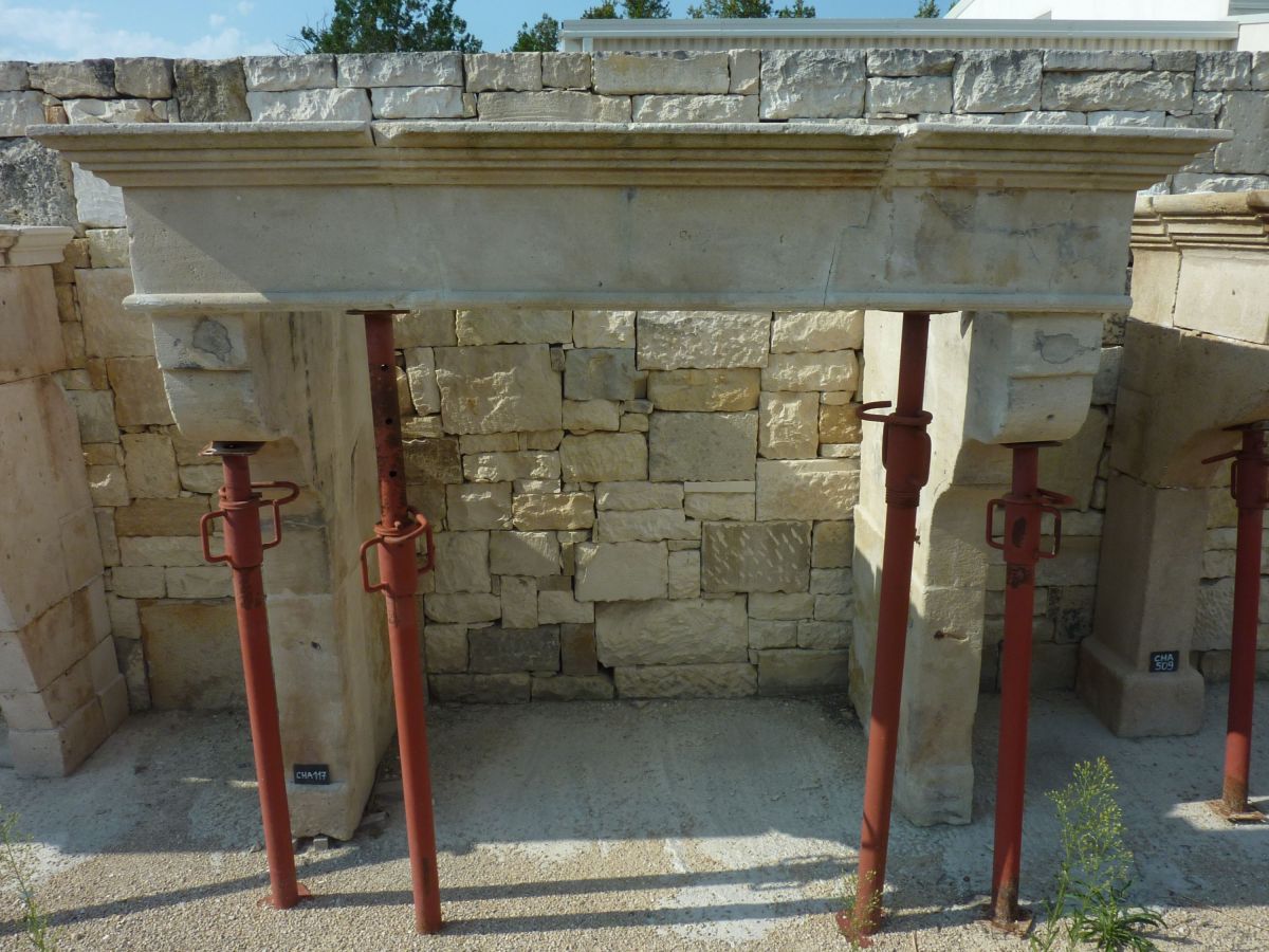 Cheminée Louis XIII avec linteau à clé ** VENDUE