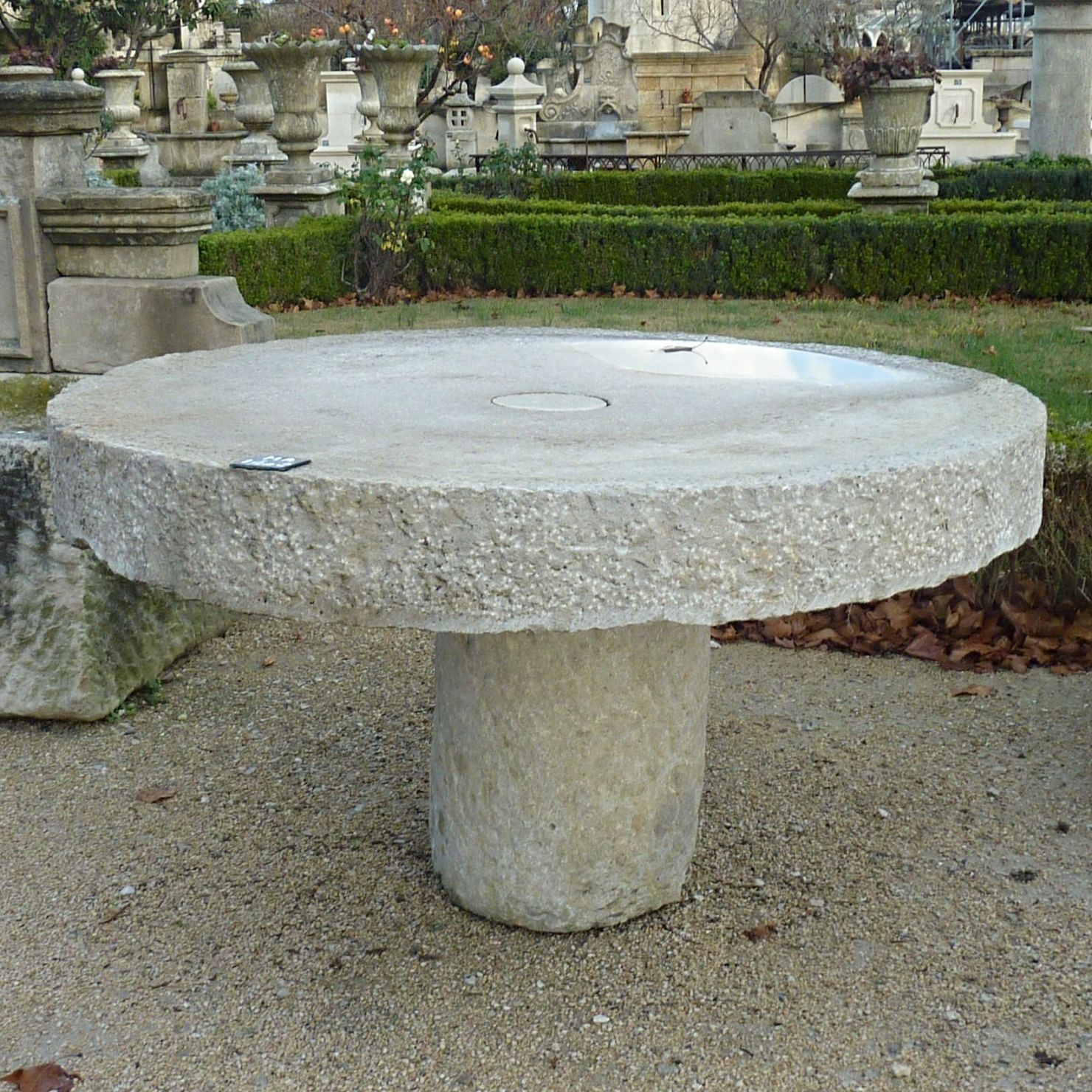 Large table de jardin en pierre ancienne avec épais plateau rond