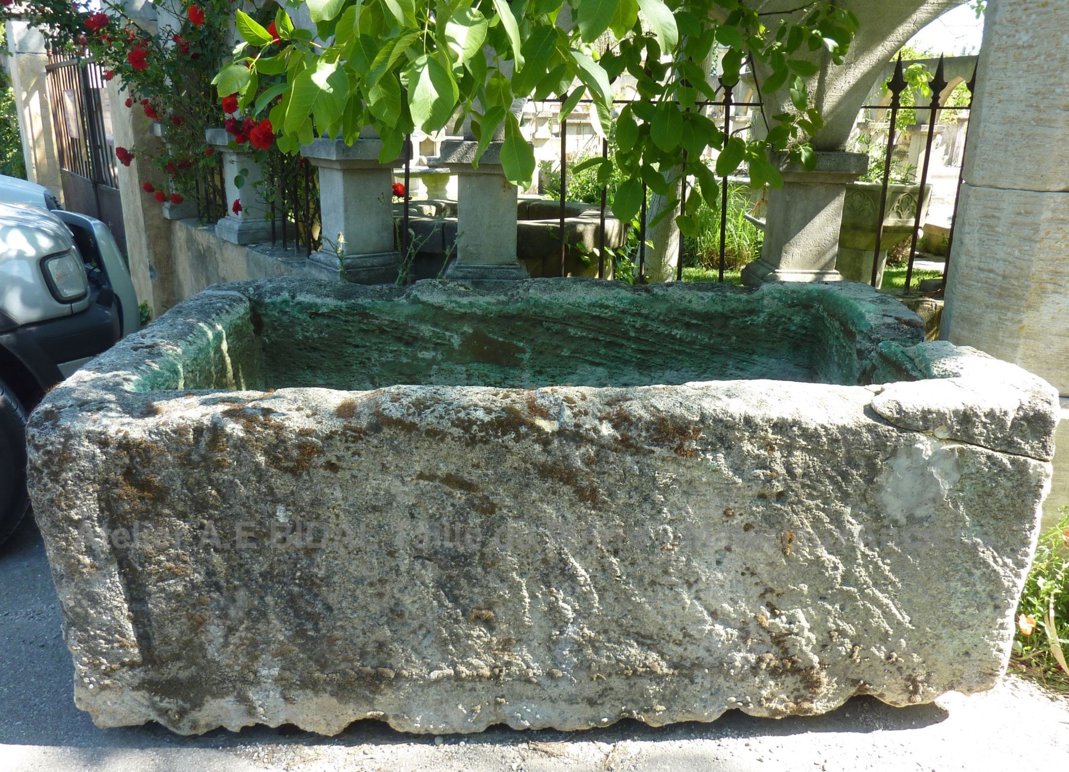 Mural fountain with a massive basin - Handcarved stone