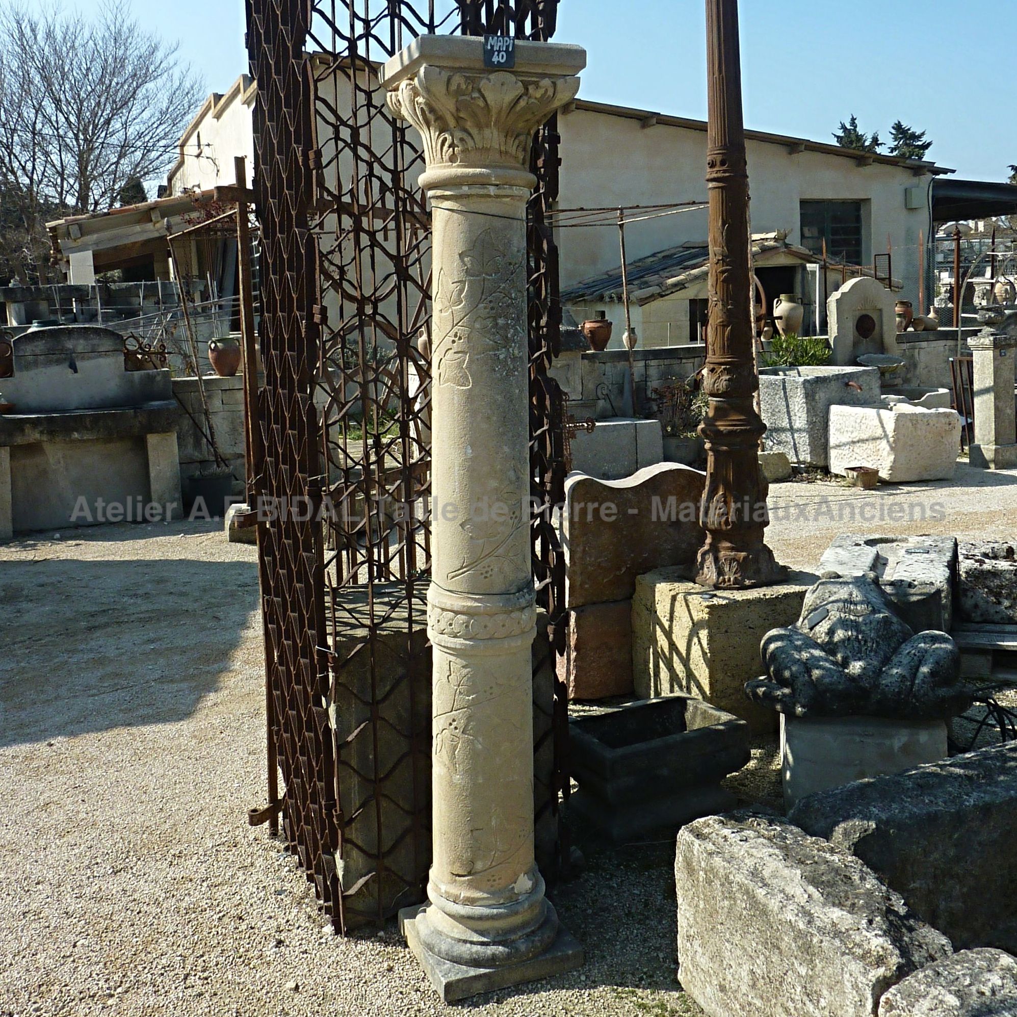 Pilier ancien- belles colonnes en pierre calcaire non gélive sculptée.