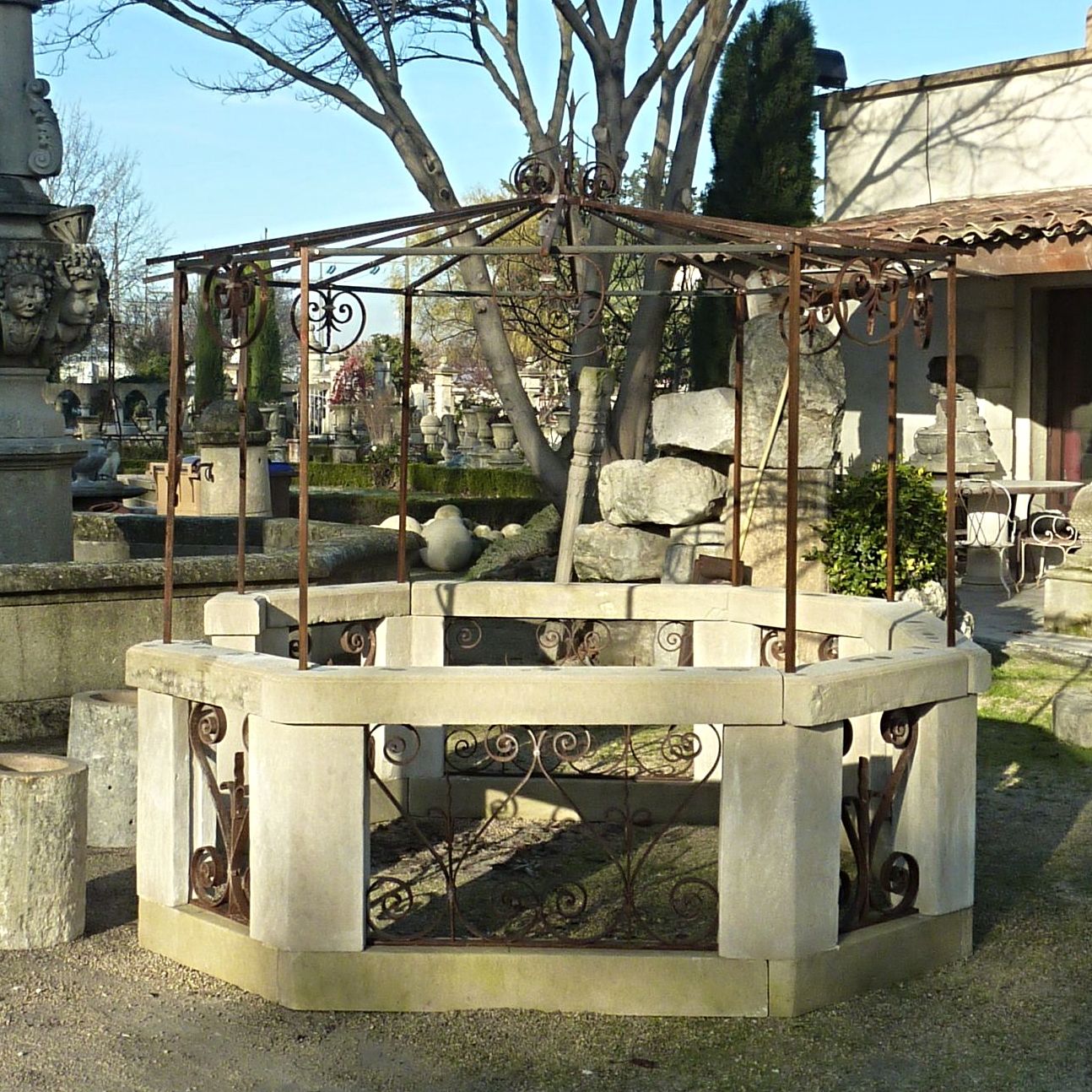 Kiosque en pierre et fer forgé - garde-corps en fer forgé du 19ème.