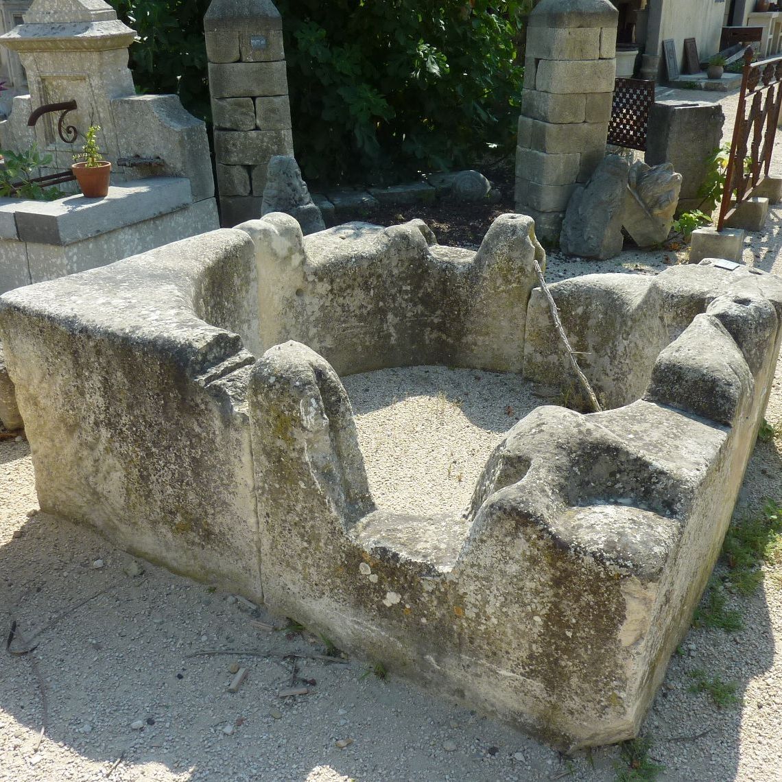 Un puits ancien - beau puits rustique réalisé en pierre des Charentes.