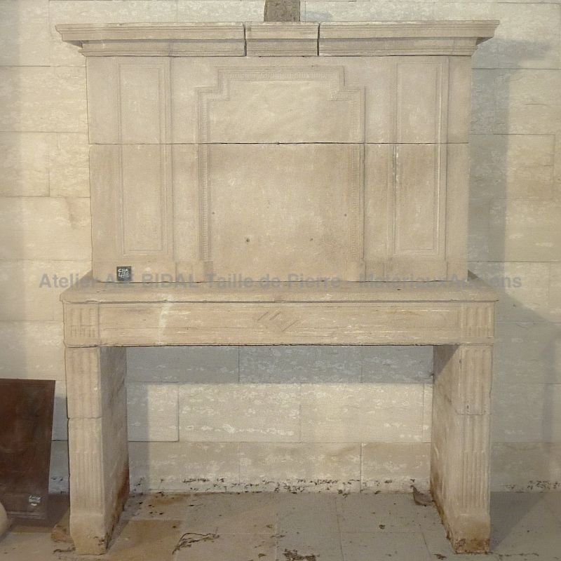 Cheminée Louis XVI- Cheminée ancienne en pierre d'un type géométrique.