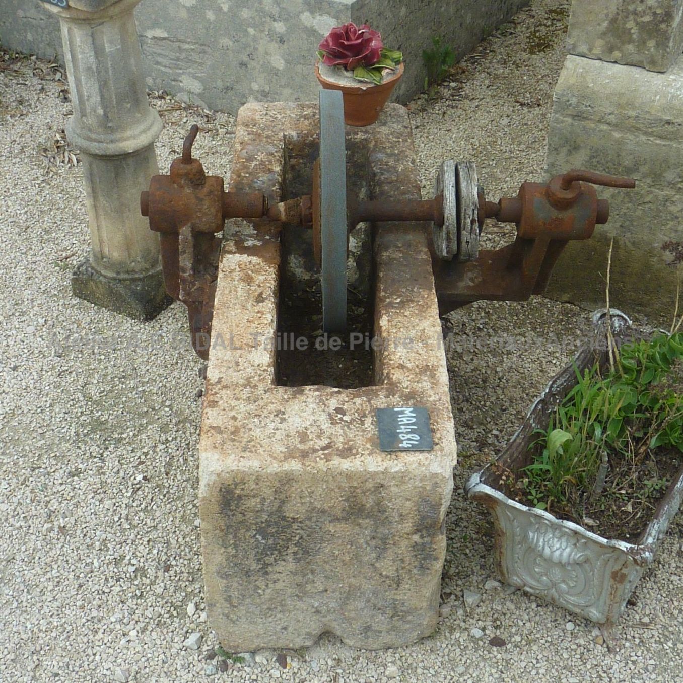 Meule ancienne d'époque - une belle meule ancienne, dite industrielle.