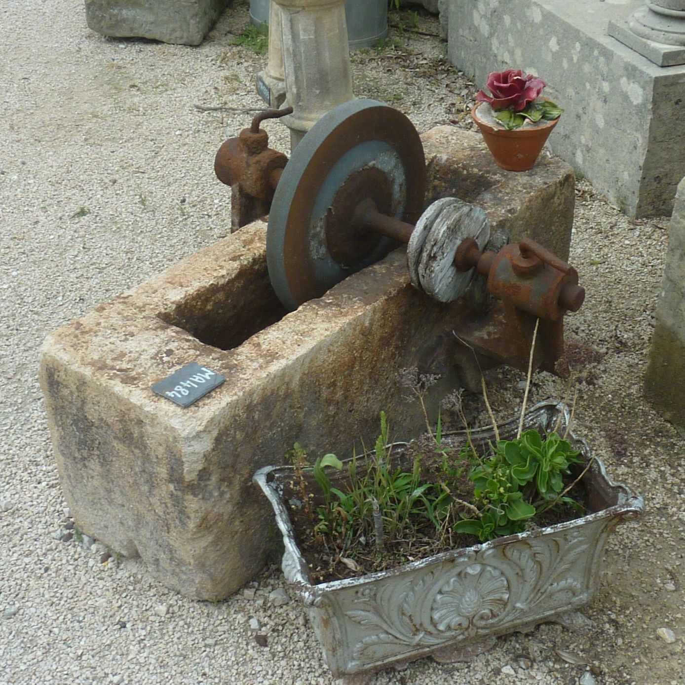 Meule ancienne d'époque - une belle meule ancienne, dite industrielle.