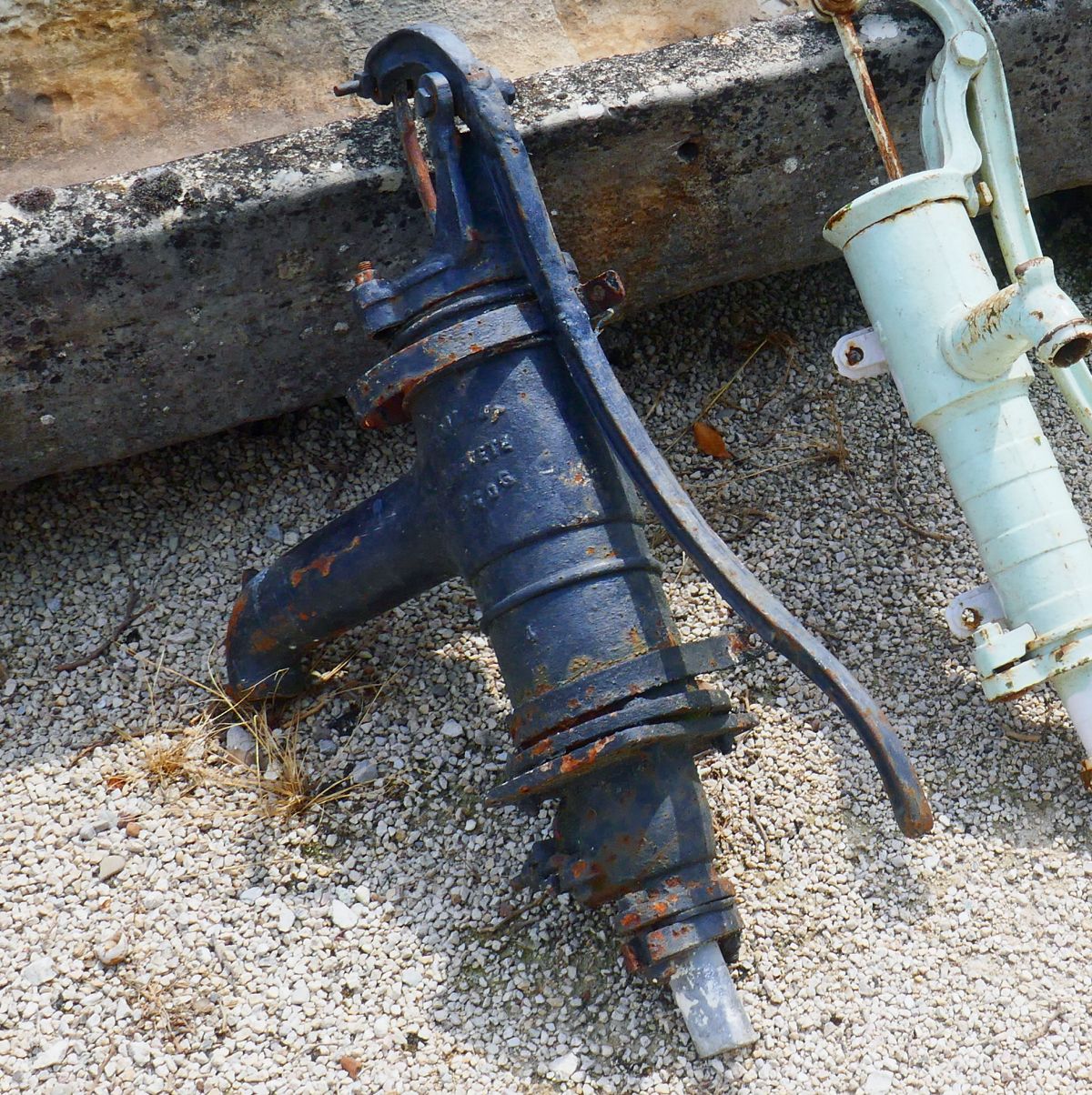 Pompe manuelle rétro - une belle ancienne pompe à eau en fonte noire