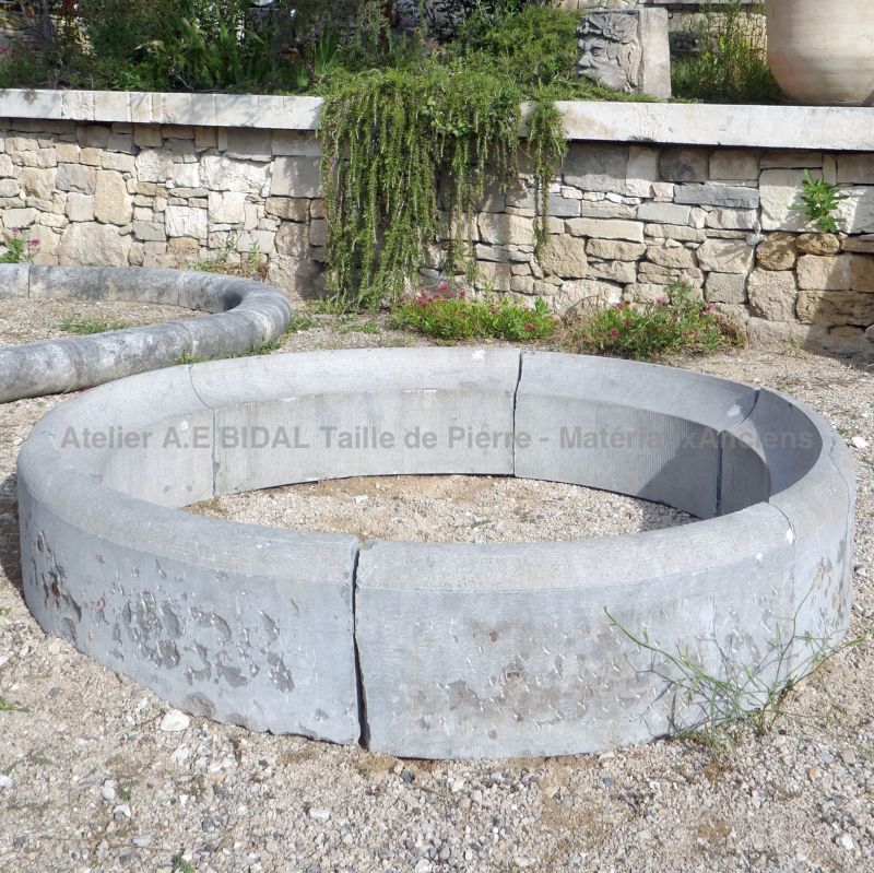 Petit bassin ornemental rond en pierre bleue de Belgique pour jardin