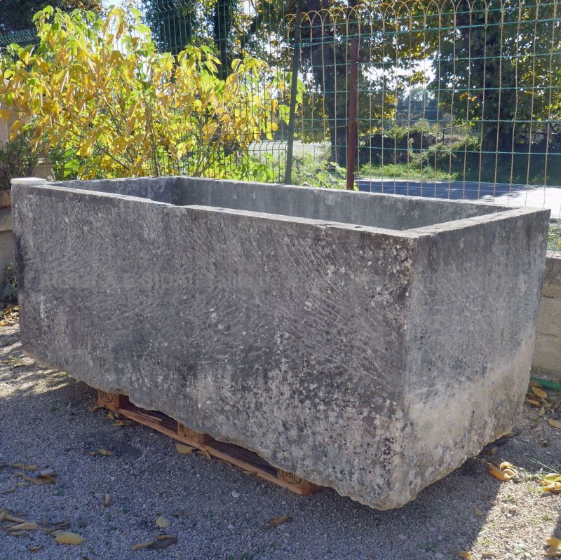 Grand bac en pierre au charme d'antan : bac robuste en pierre dure