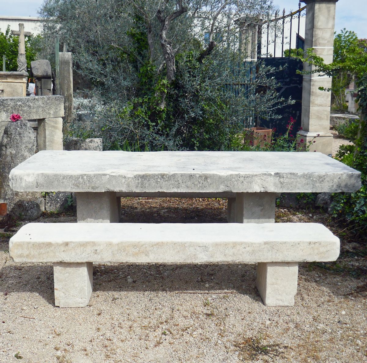 Mobilier de jardin ancien en pierre : table avec ses deux bancs