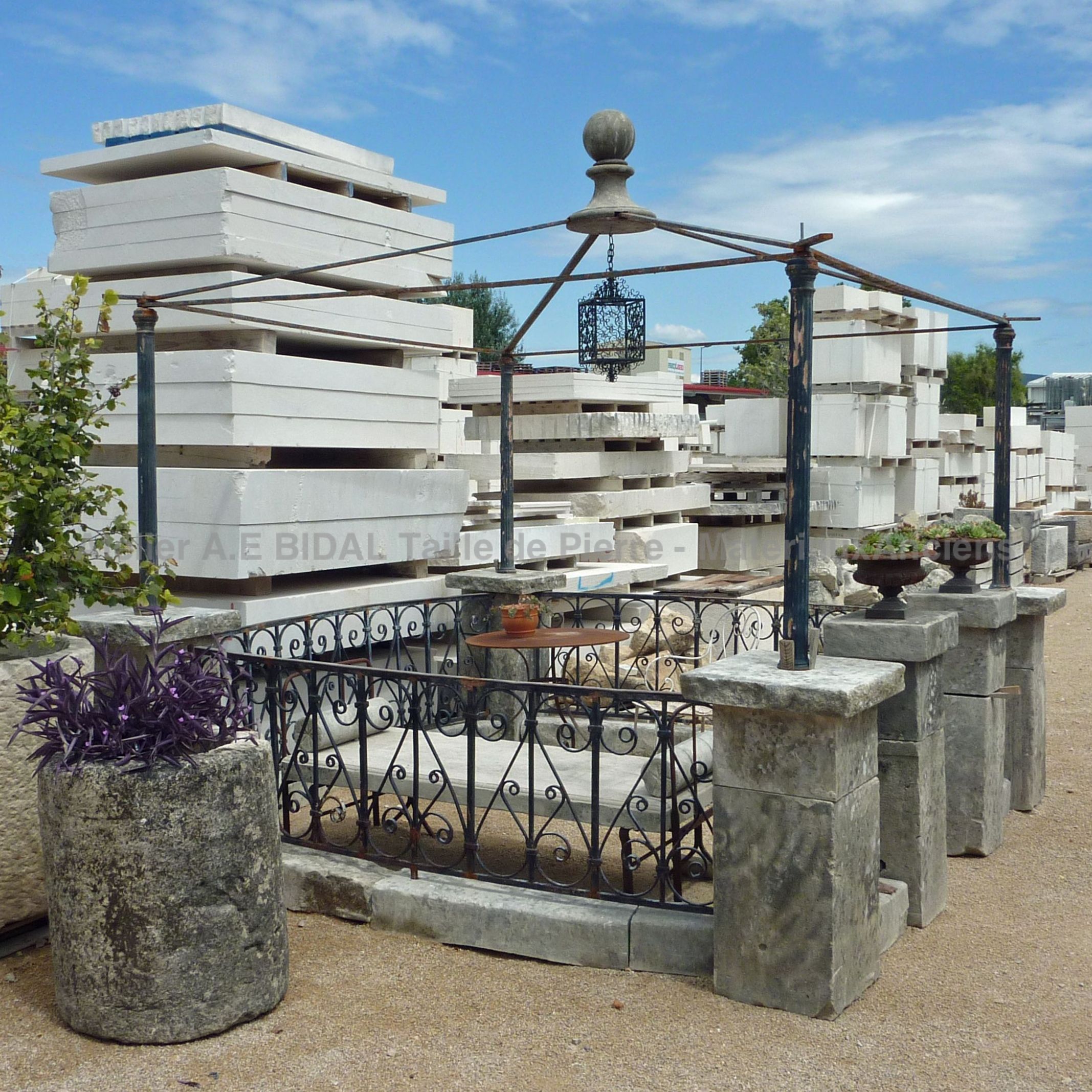 Kiosque en fer forgé et pierres anciennes - garde-corps en fer forgé.