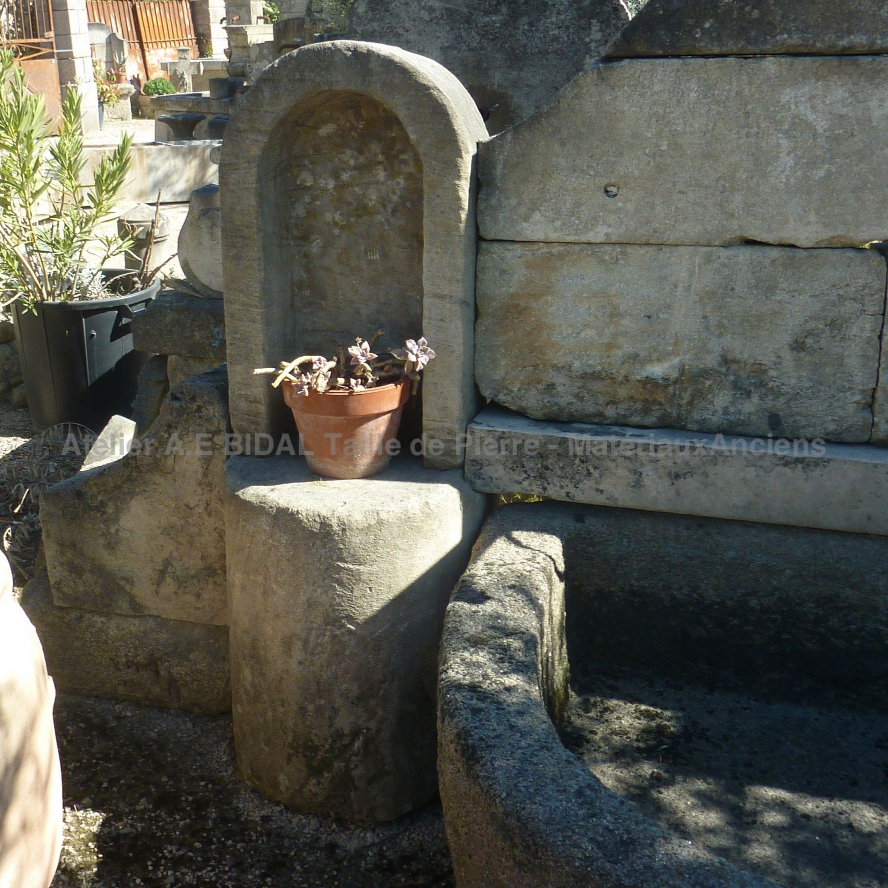 Fontaine de jardin avec bac large et massif - belle fontaine murale.